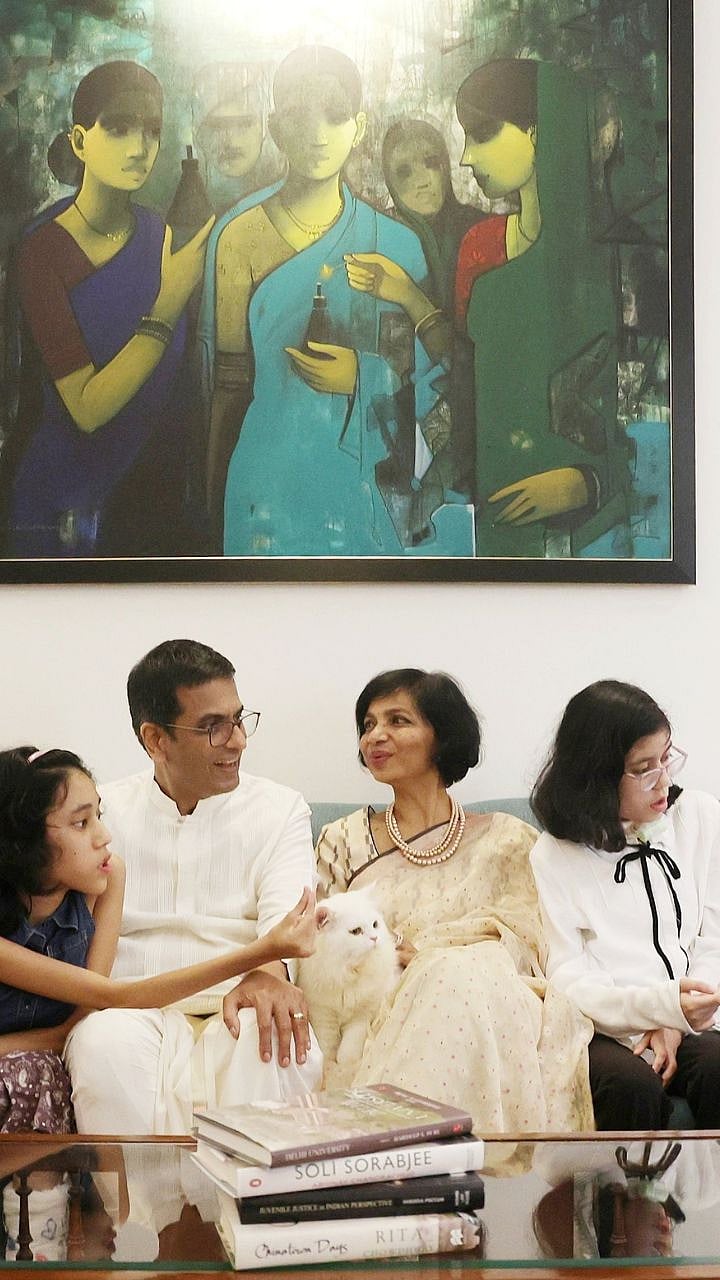 सरन्यायाधीश असलेल्या धनंजय चंद्रचूड यांचे असे आहे वैयक्तिक आयुष्य ...