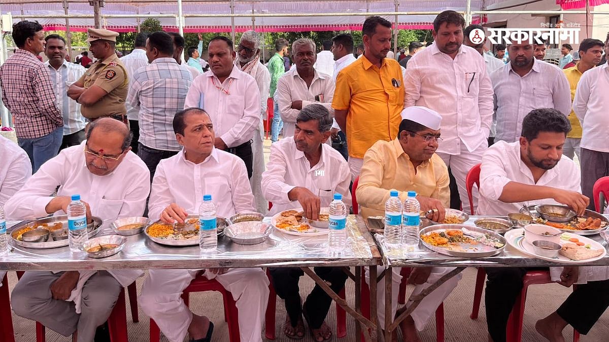 विखे पिता-पुत्राच्या शेजारी बसून कर्डिले-जगताप व्याहींनी गरमा-गरम ...