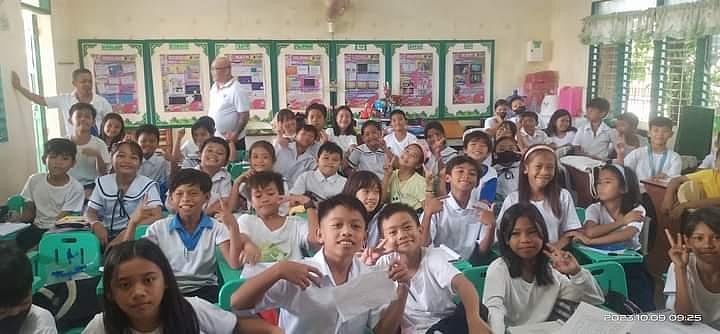 35 ka wall clocks gidonar sa Syntrofia sa eskwelahan