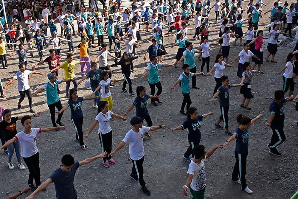 Mga estudyante nagdungan pagsayaw