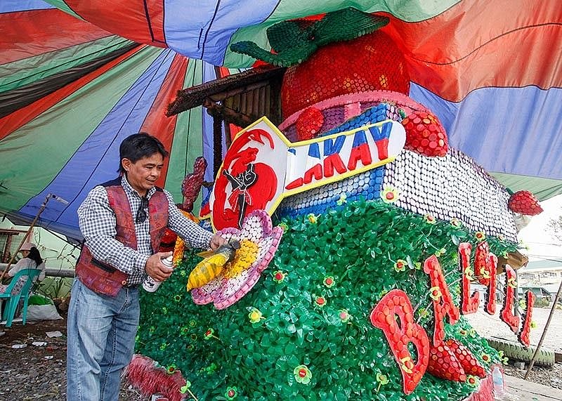 La Trinidad celebrates with floats, dance and cake