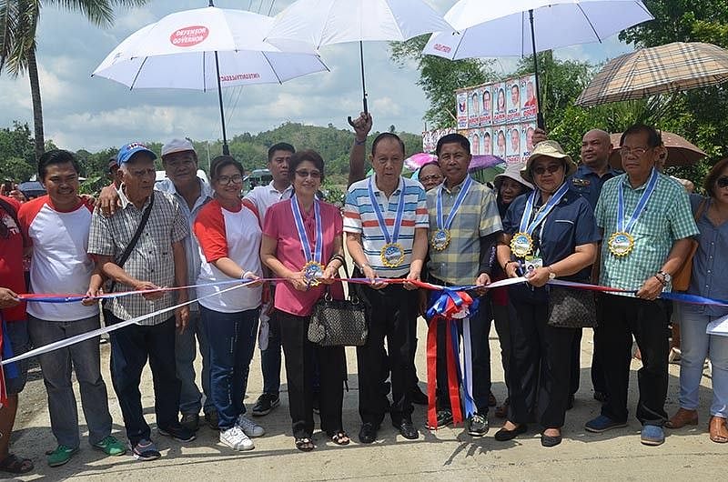 Iloilo Governor Arthur Defensor Sr. inaugurates 28-kilometer road in ...