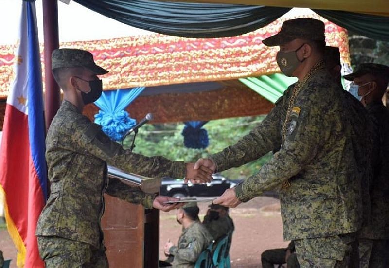 Female Tausug tops ‘Makagilas’ class