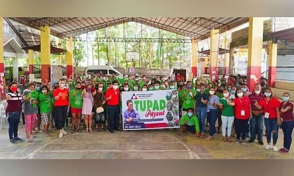 Bacolod City residents get financial aid from Dole