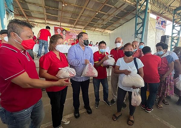 Guv, Candaba mayor step up info drive on Covid vax