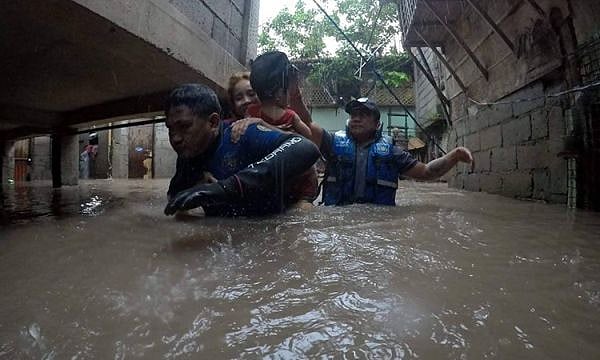 Hundreds flee homes as ‘Agaton’ triggers floods, landslide in NegOcc ...