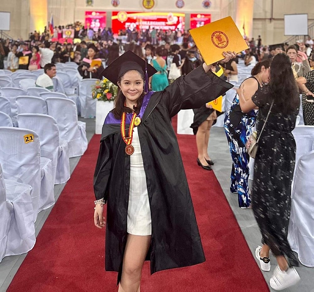 Vlogger Bea Kryshia Pabular, daughter of media man, graduates as MedTech