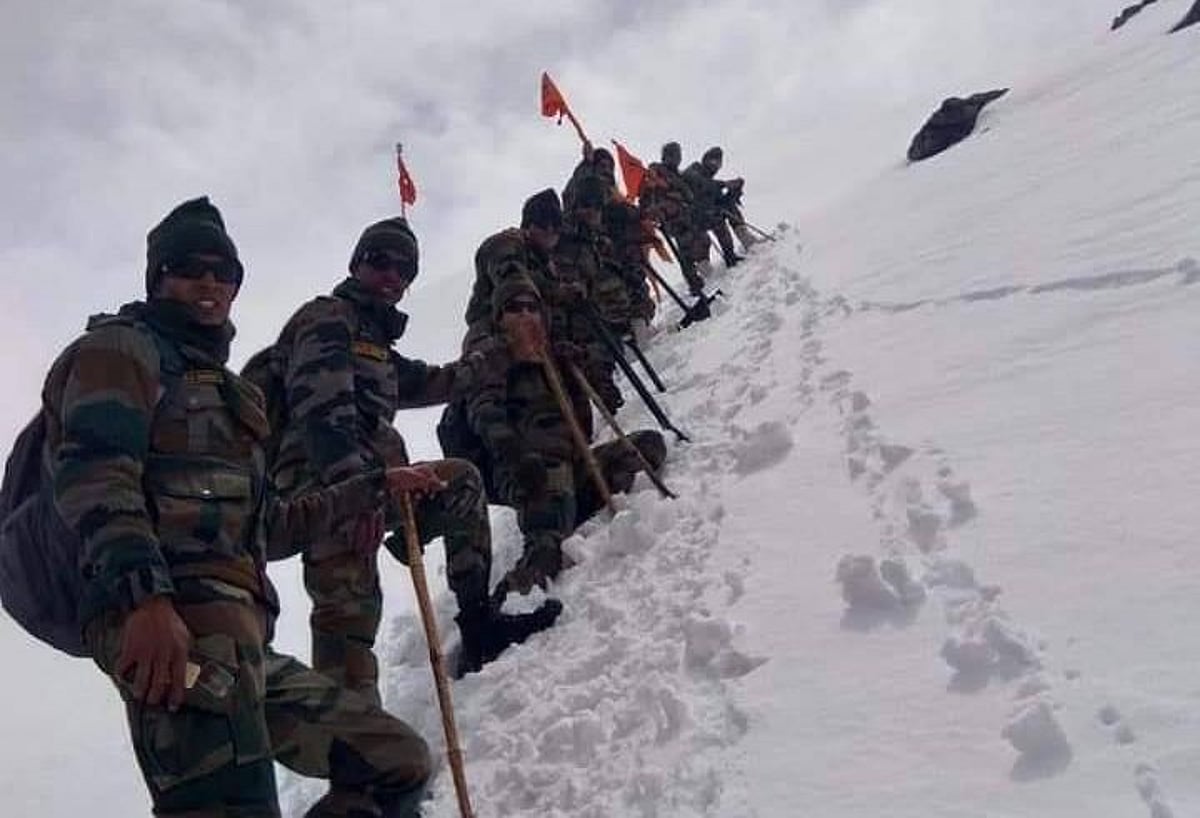 In Pictures: Indian Army Soldiers Brave Harsh Weather Clearing Snow For ...