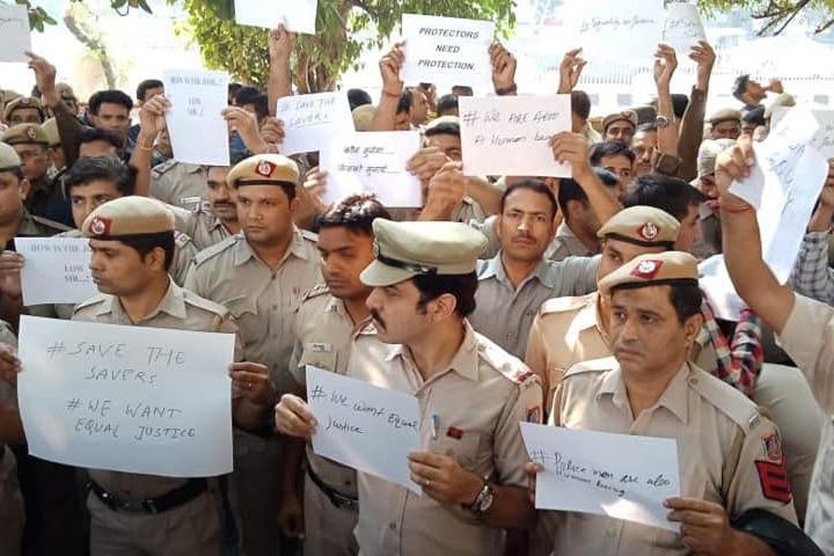 As Cops Stage Protest At Police HQ Over Violent Attacks By Lawyers, AAP ...