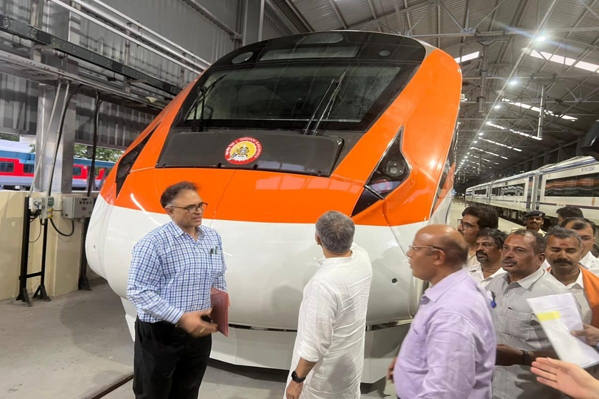 Indian Railways: Vande Bharat Express To Undergo Colour Change ...