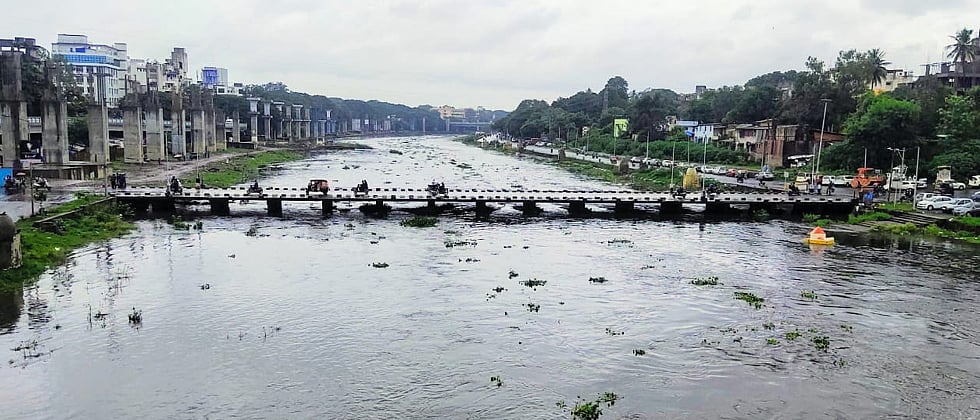 Pune monsoon alert: Traffic police start barricading Baba Bhide Bridge ...