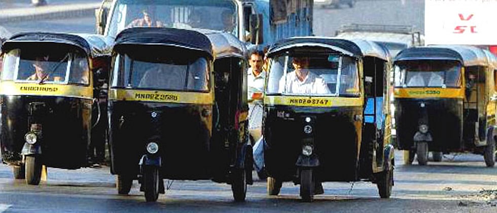 Pune: Auto rickshaw drivers install isolating sheets for safe travel
