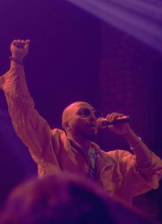 How can Dakhni reinstate its linguistic identity?