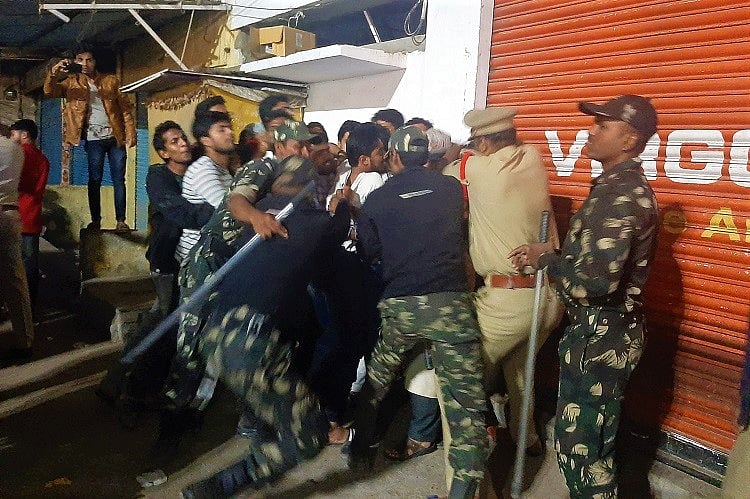 Hyd cops detain 4 minors protesting against CAA, accused of ignoring ...