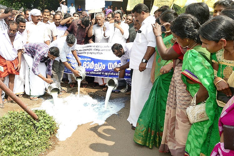 Kerala dairy farmers protest against demonetisation by spilling cans of ...