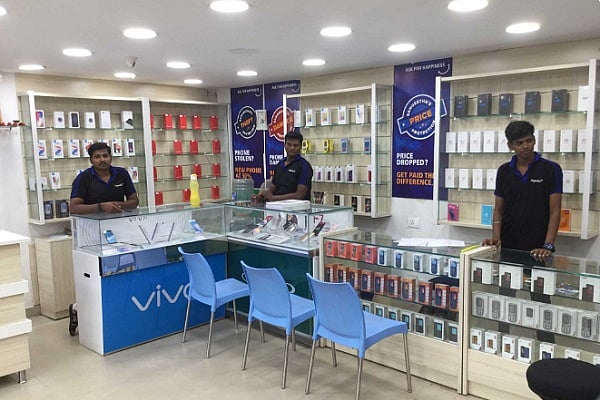 Offline mobile phone retailers write to govt to curb predatory online ...