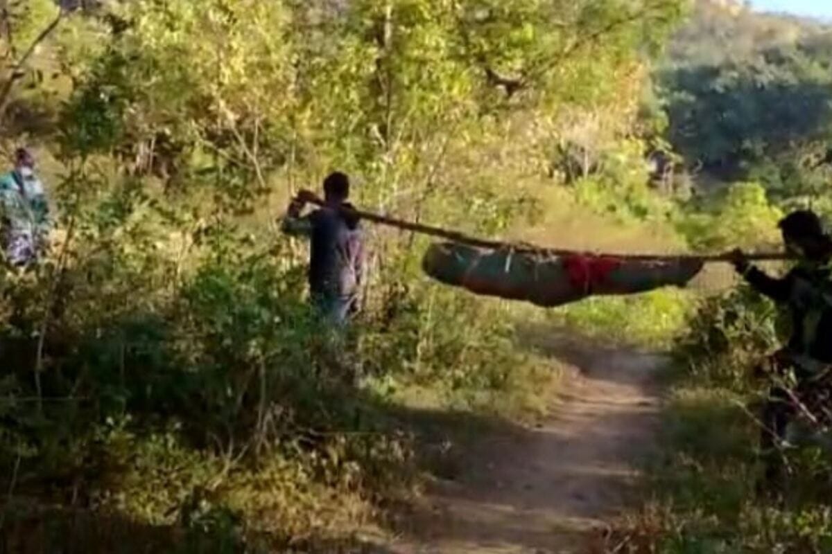 Andhra Pradesh: Lack of road forces tribesmen to carry dead body 3 km ...