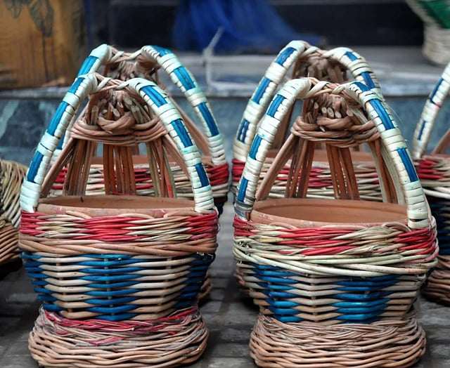 In Photos: The Making of Kangri That Keeps Kashmiris Warm - The Quint