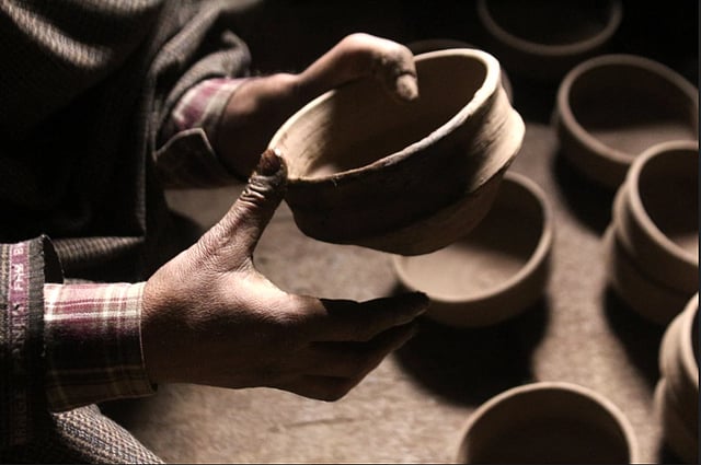 In Photos: The Making of Kangri That Keeps Kashmiris Warm - The Quint