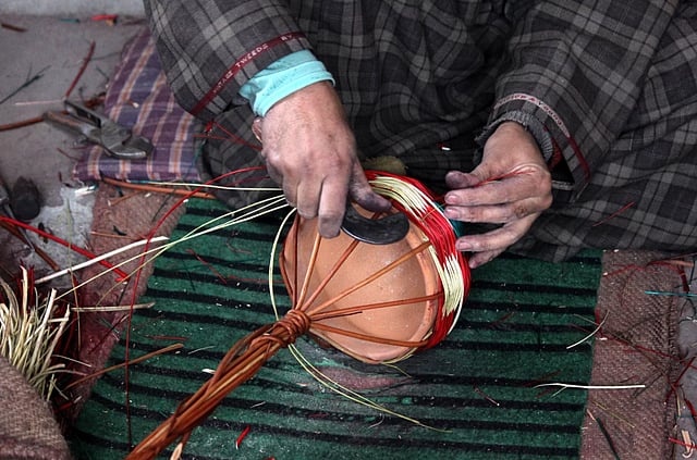 In Photos: The Making of Kangri That Keeps Kashmiris Warm - The Quint