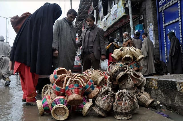 In Photos: The Making of Kangri That Keeps Kashmiris Warm - The Quint