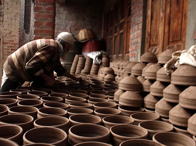 In Photos: The Making of Kangri That Keeps Kashmiris Warm - The Quint
