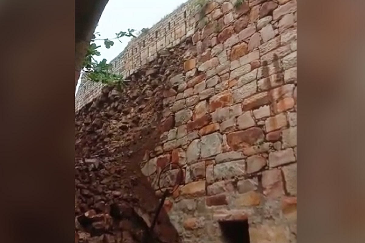 Portion of historical Savadatti Fort collapses following heavy rains in ...