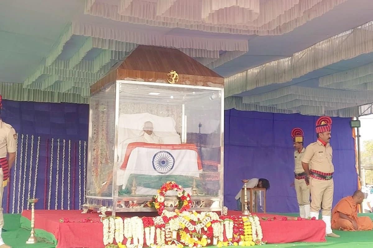 Siddheshwar Swami's last rites performed with full state honours in ...