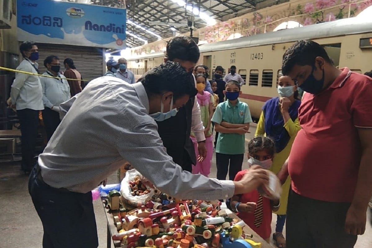 Railways give Channapatna toys to children on Shramik trains from Bengaluru