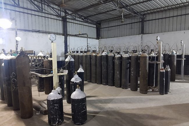Rush at oxygen refilling plants in Hyderabad as COVID-19 patients get treated at home