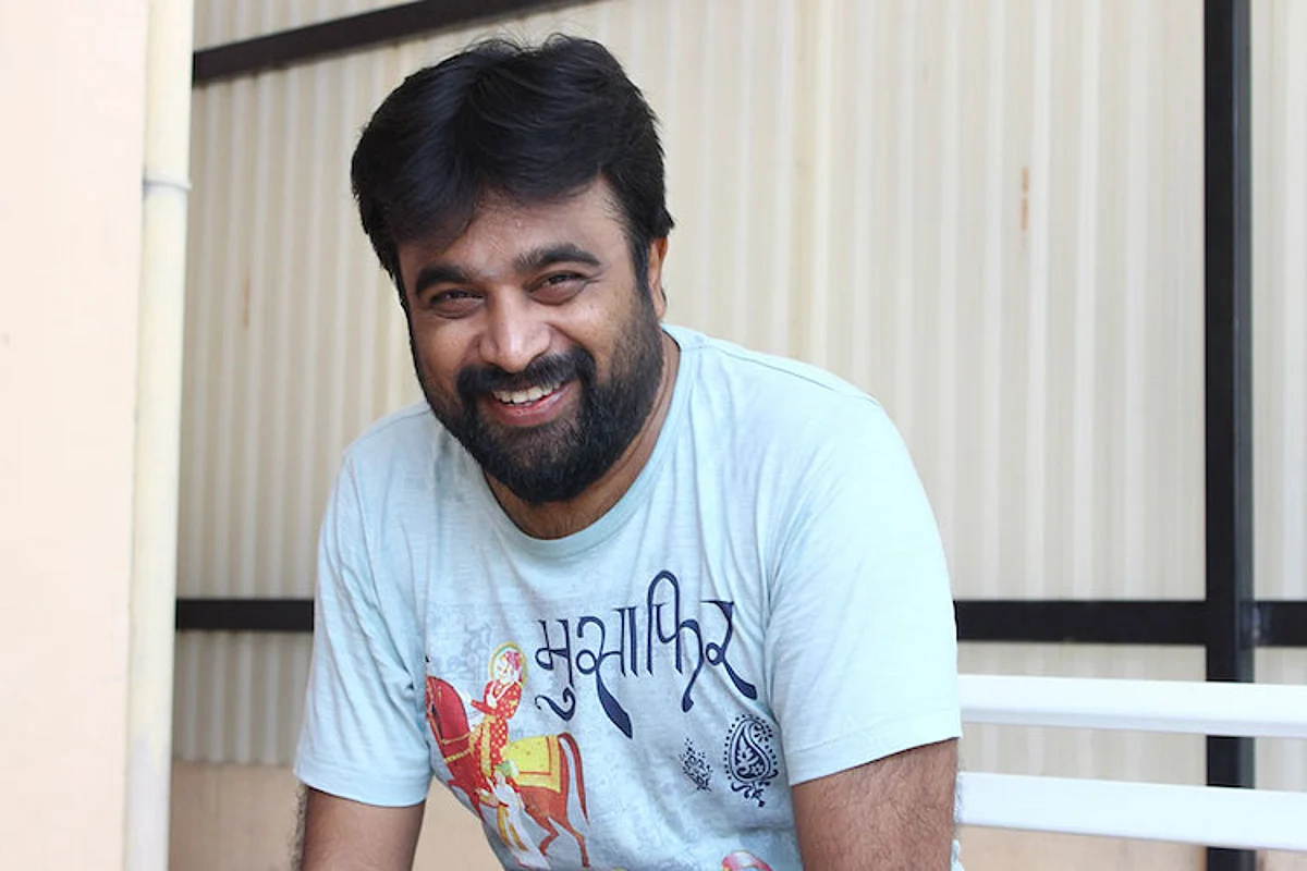 Fans surround Sasikumar in Mumbai while shooting for 'Salim' director ... Fans surround Sasikumar in Mumbai while shooting for 'Salim' director ...