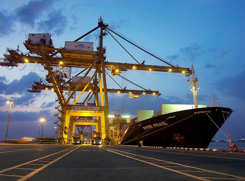 DP World Signs Deals for Container Port, Logistics Park in East Java