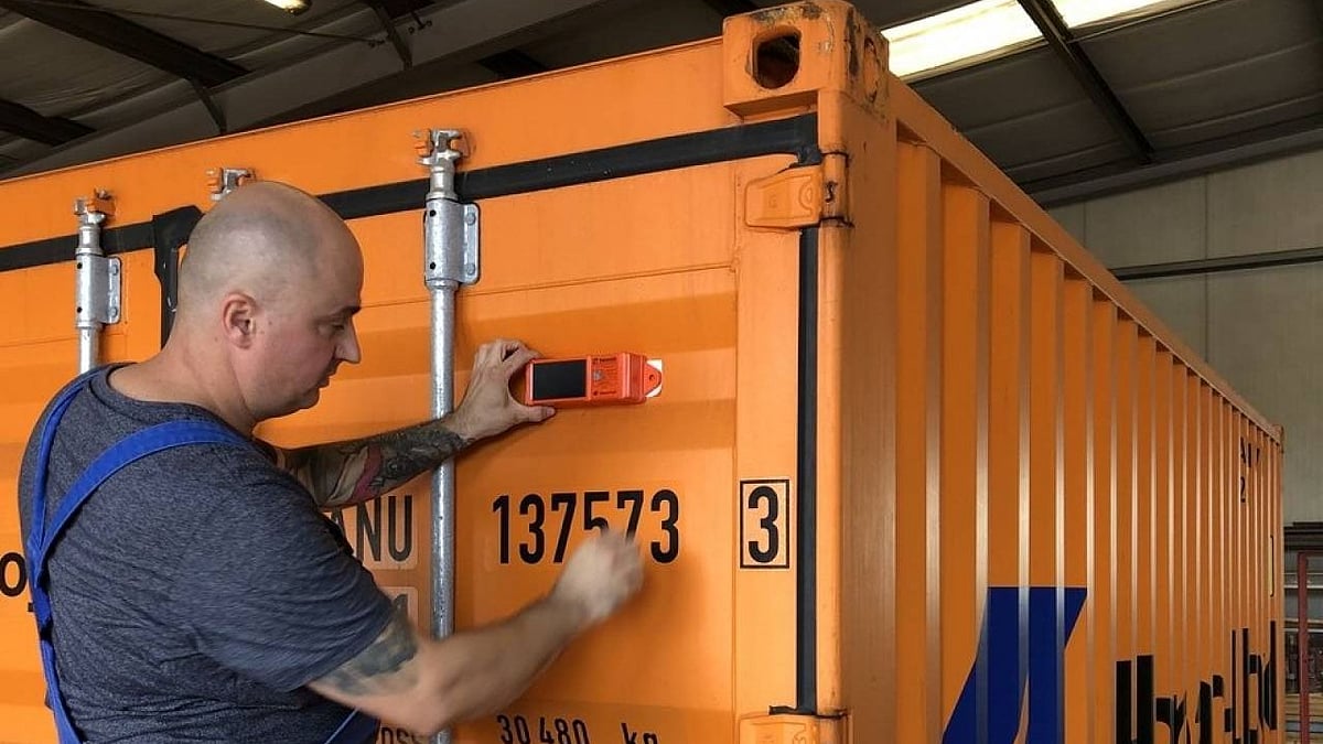 Hapag-Lloyd Starts Installing Tracking Devices on Dry Container Fleet